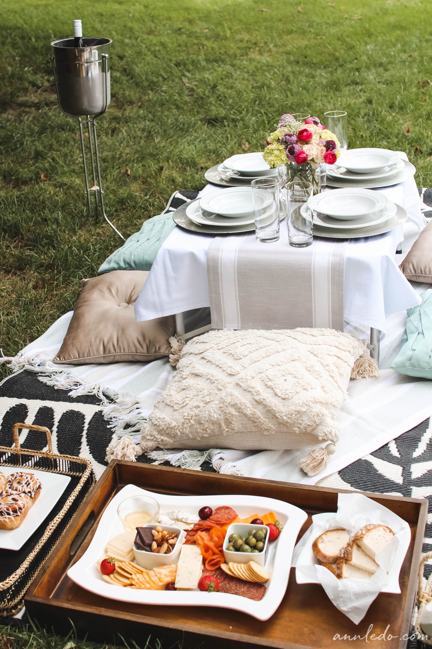 Creating the Perfect Picnic // Classic + Fancy Picnic Guides - Ann Le Do